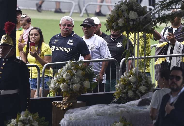 Los brasileños dan su último adiós al "rey" Pelé | Teletica