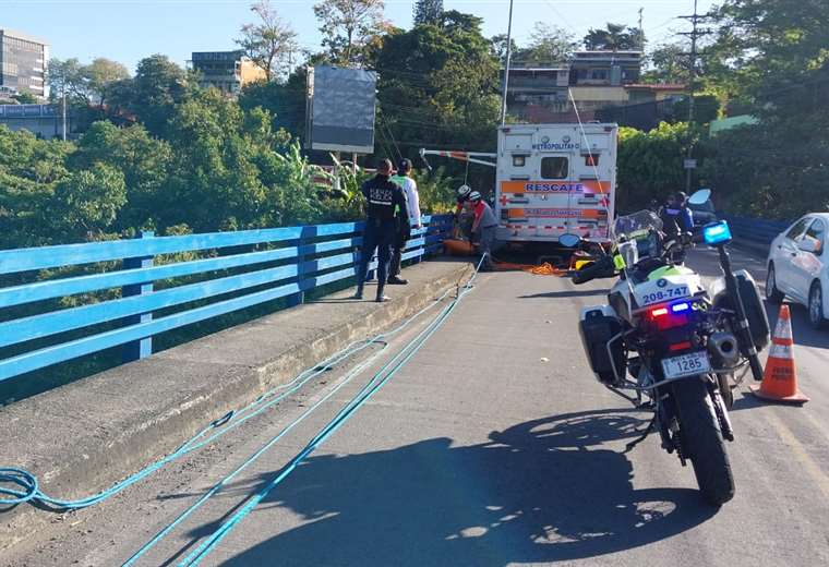 Rescatan cuerpo de mujer fallecida en puente Los Anonos | Teletica Rescatan cuerpo de mujer fallecida en puente Los Anonos | Teletica