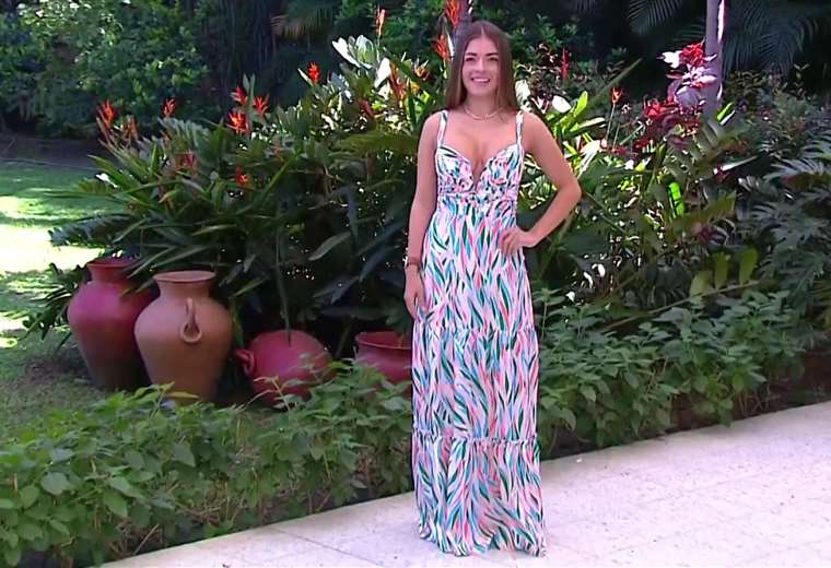 El satín aporta sensualidad y elegancia a su vestuario | Teletica