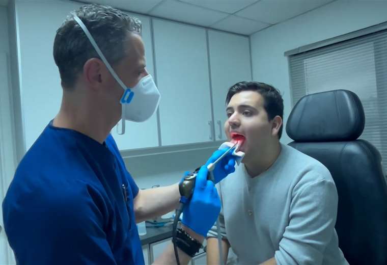 James Angulo cuida su voz por malestar en cuerdas vocales | Teletica