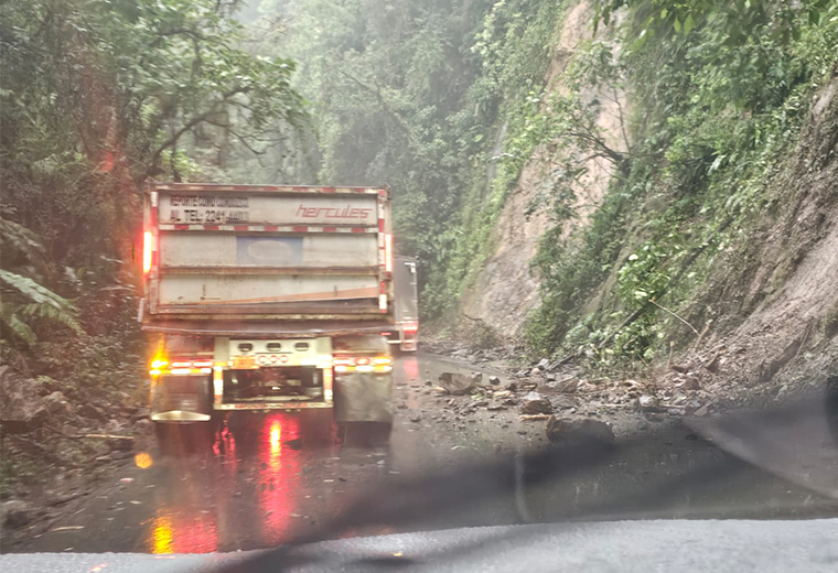 Ruta 32 se mantiene cerrada por caída de material | Teletica