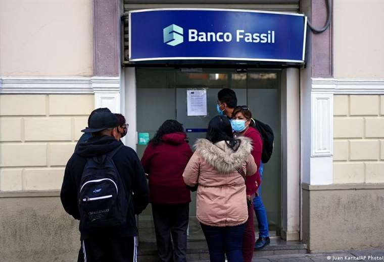 Clientes toman sedes de uno de los mayores bancos de Bolivia | Teletica