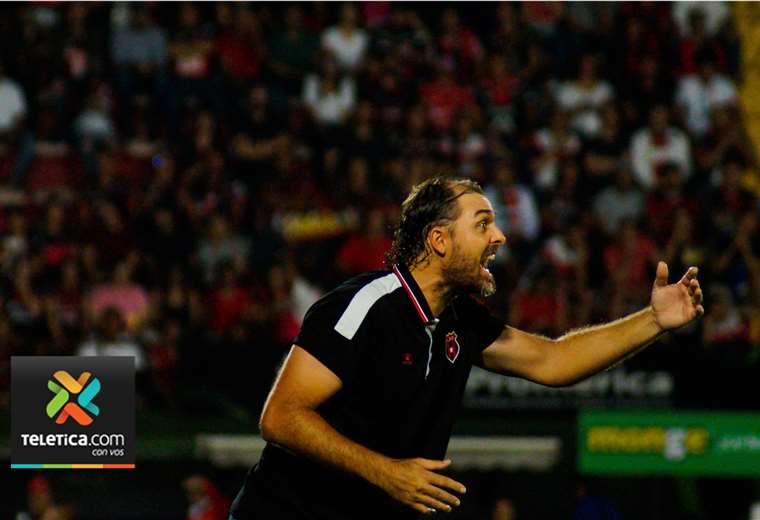 El "Fuera Carevic" se escucha en la grada, pero no en la mesa de los ...