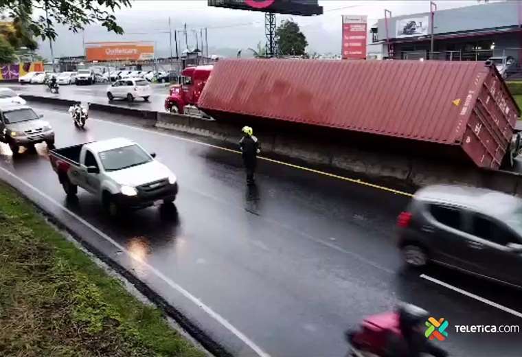 ¡Caos vial! Vuelco de contenedor genera grandes presas en ...