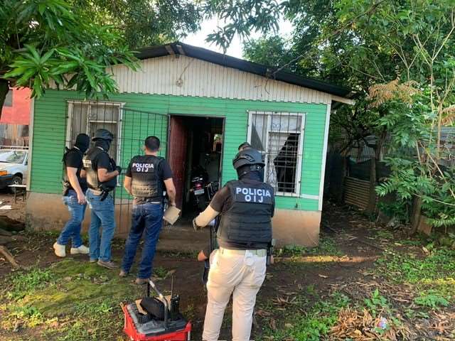 Dos jóvenes y un menor, detenidos como sospechosos de amenazar de muerte a oficial de OIJ | Teletica