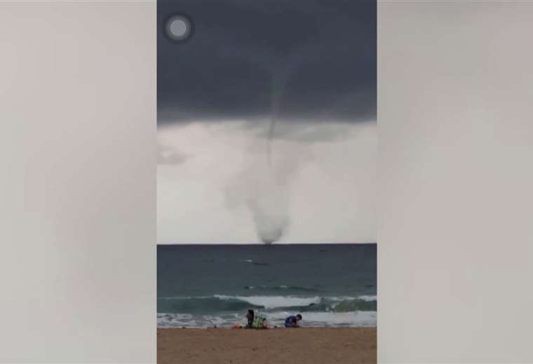 Video: Tromba marina pone en alerta a vecinos y turistas en Limón | Teletica