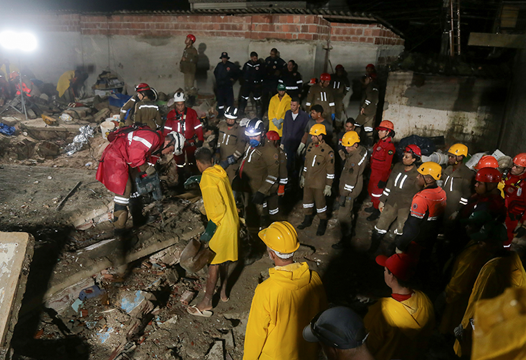Suben a 14 los muertos en derrumbe de edificio en Brasil | Teletica