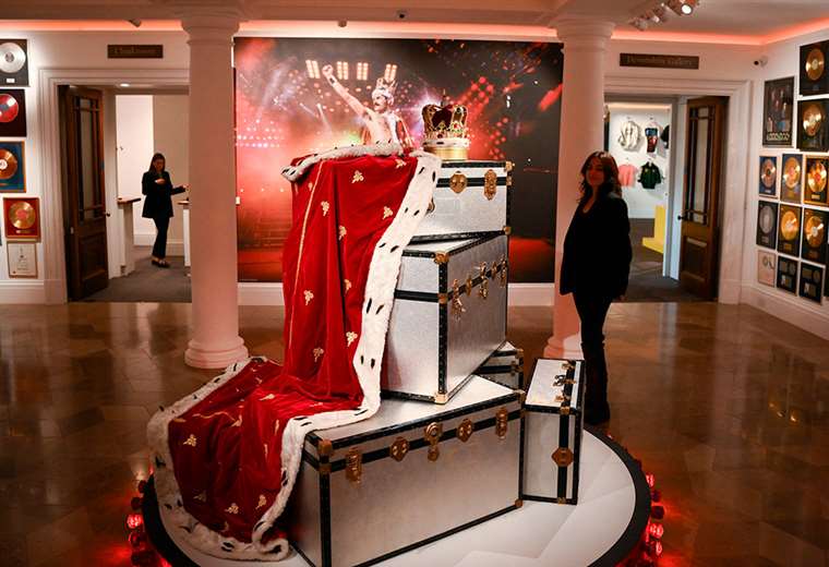 Londres expone universo de Freddie Mercury antes de ser subastado ...