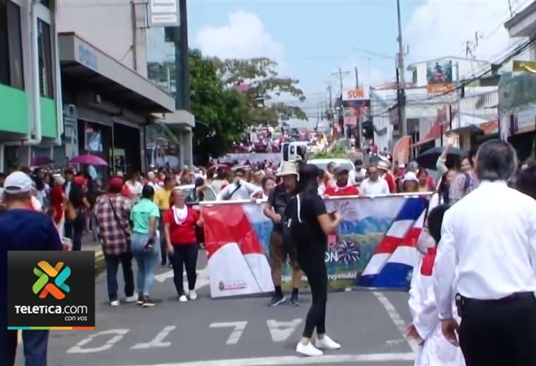 Miles de personas asistieron a la tradicional Entrada de Santos en San ...