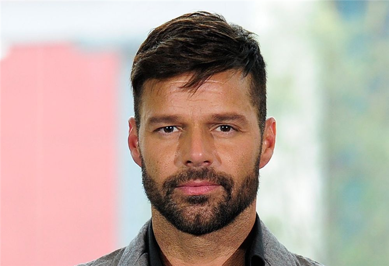 Ricky Martin no pierde tiempo: Recién divorciado y ya sale sin ropa en ...