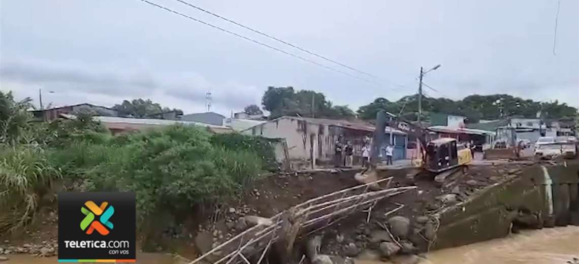 Remueven puente peatonal que colapsó entre Alajuelita y Desamparados | Teletica