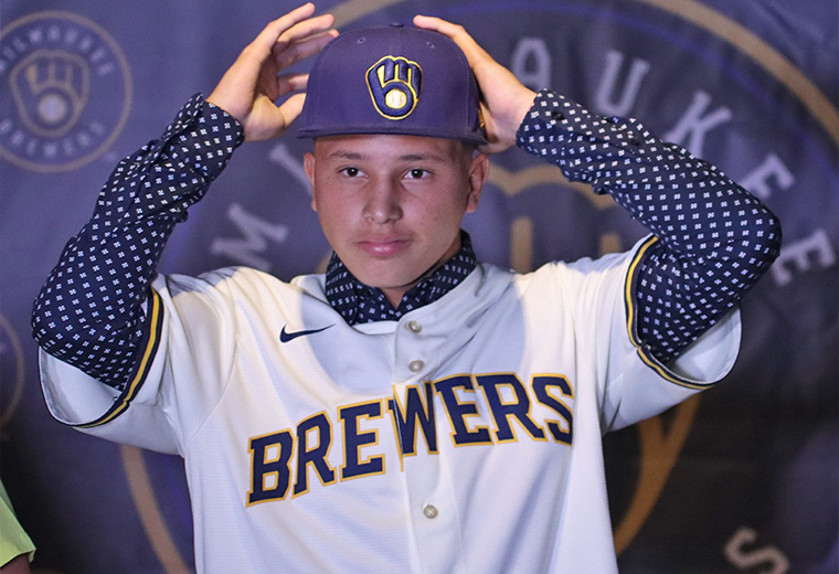 Beisbolista formado en Costa Rica firma con los Milwaukee Brewers de la ...