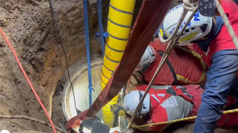 "Destrucción muscular" mantiene grave a hombre que estuvo atrapado 16 ...