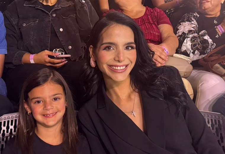 "Coco" Roper y su hija Ellie apoyan a Lynda Díaz desde el estudio Marco ...