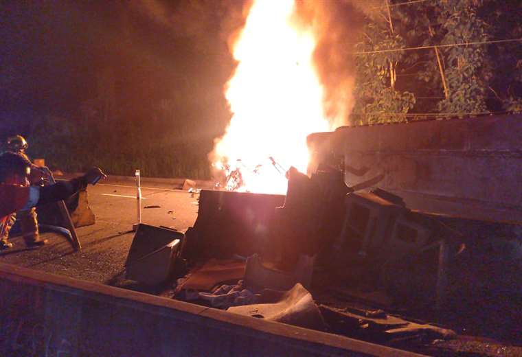 Video Chofer Muere Quemado Tras Vuelco E Incendio De Furgón Sobre Ruta