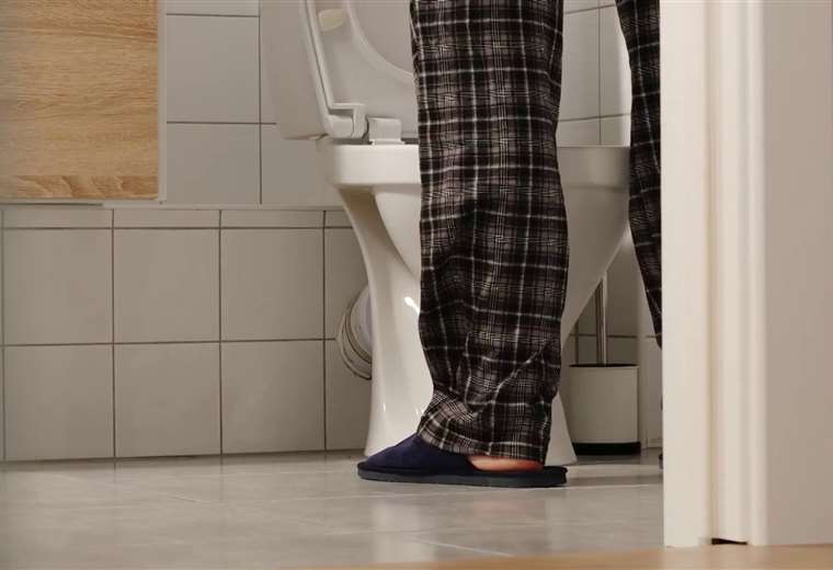 ¿Es mejor orinar de pie o sentado? Esto dicen los expertos | Teletica