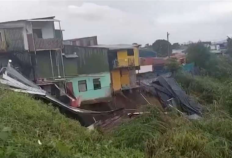 27 personas se quedaron sin casa tras caída de sus viviendas al cauce ...