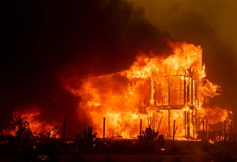 Sube a 24 cifra de muertos en incendios de Los Ángeles con vientos aún más peligrosos | Teletica