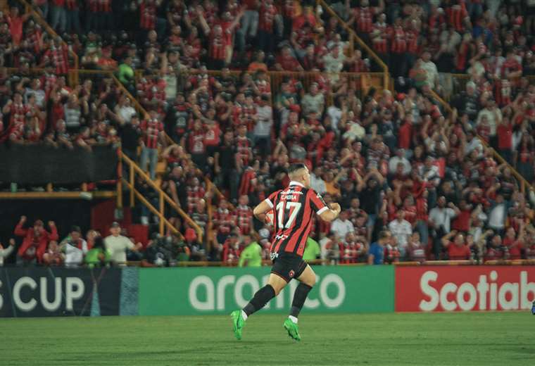 40% de los goles de Alajuelense han pasado por los pies de Carlos Mora ...
