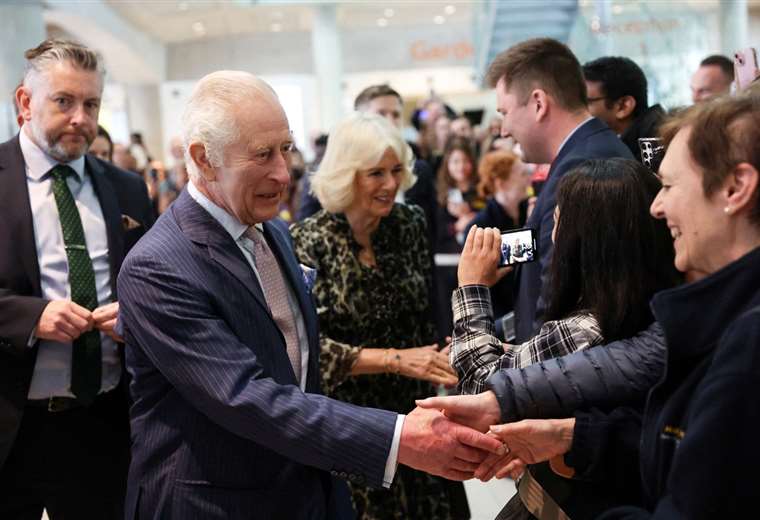 Carlos III y el príncipe Enrique, tan cerca y tan lejos | Teletica