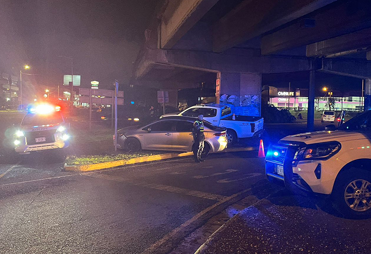 Detienen en persecución a sospechosos de golpear a chofer para robar carro | Teletica