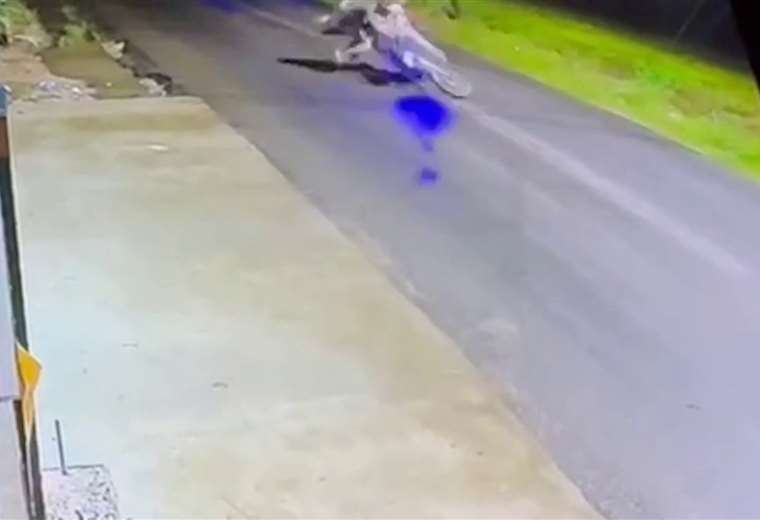 Video: Cámara de seguridad capta violento choque entre dos motos | Teletica Video: Cámara de seguridad capta violento choque entre dos motos | Teletica