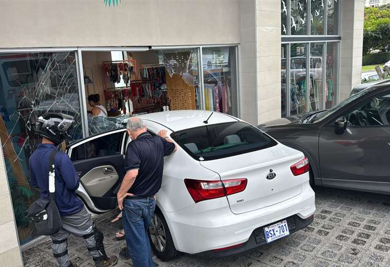 ¡Otro más! Conductora atraviesa ventanal con su carro en Escazú | Teletica