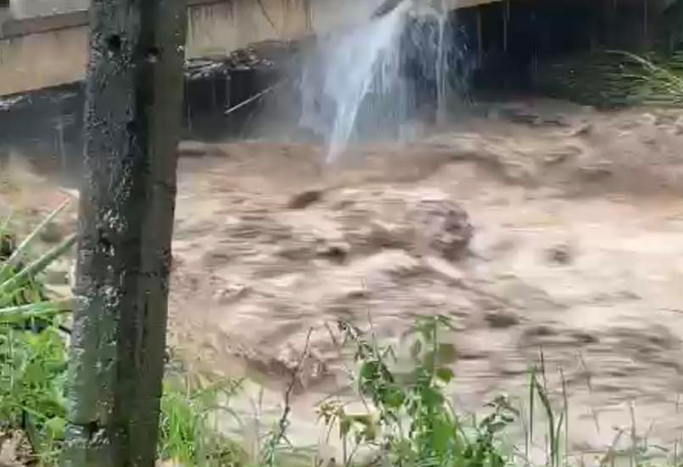Video: Aguaceros, granizo, rayería y ríos desbordados azotan Cartago ...