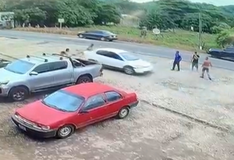 Video: Conductor atropella a peatón al retroceder violentamente en ...