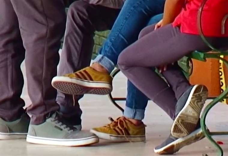 Estos son los colores de tenis autorizados por el MEP en escuelas y ...