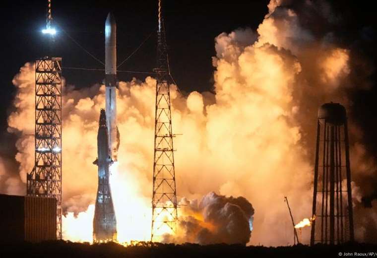 Empresa espacial de Jeff Bezos consigue poner en órbita su cohete New Glenn por primera vez ...