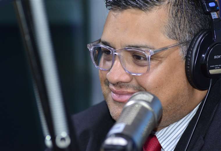 Video: ‘Laptop’ de Christian Sandoval casi sale volando en plena ...