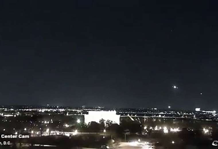 Video: Avión de pasajeros cae al río tras chocar con un helicóptero en ...