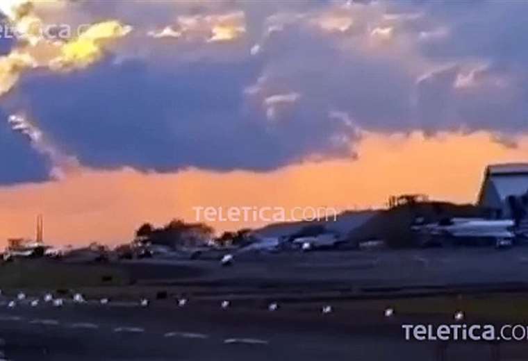 Video: Avión de carga aterriza de emergencia por sobrecalentamiento en ...