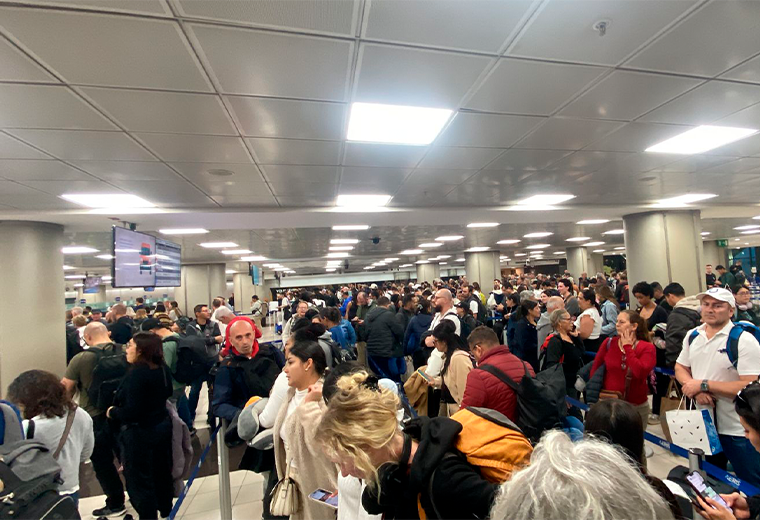 Caída en sistema de aduanas generó largas filas en el aeropuerto Juan ...