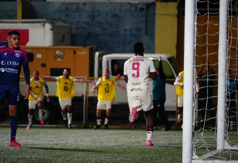 Gustavo Herrera se desahoga en triunfo que deja líder a Saprissa | Teletica