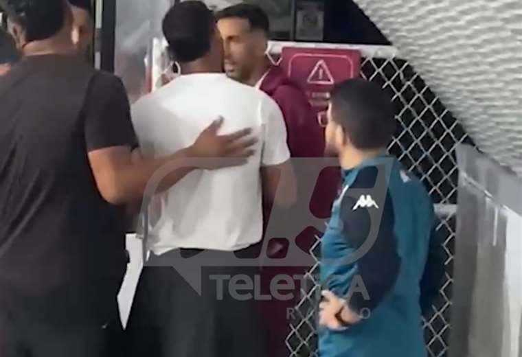 Vea aquí el cruce entre Marcel Hernández y Mariano Torres en zona de camerinos | Teletica