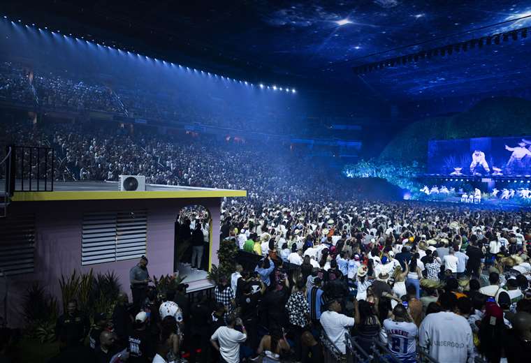 Video: Bad Bunny se cae en techo de “La Casita” en su primer concierto ...