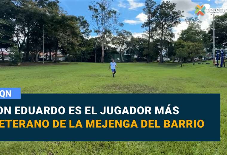 Don Eduardo es el jugador más veterano de la mejenga del barrio | Teletica