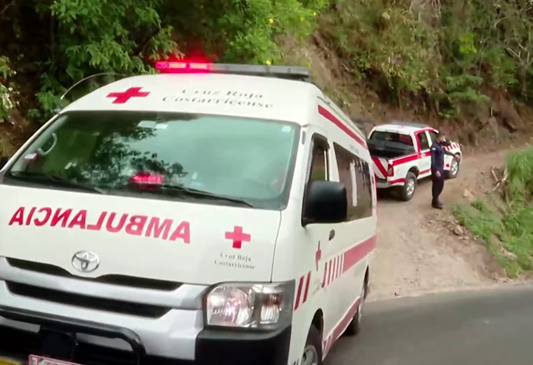 Bebé de un mes y niña de 11 años están graves tras caída de carro a ...