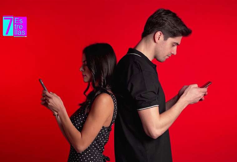 Una pantalla entre nosotros: cuando el celular y las redes se interponen en la relación | Teletica