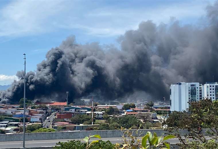 Fotos: Incendio en Tibás tiñe de humo el cielo de San José | Teletica