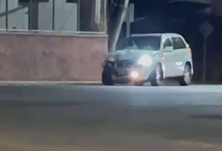 Video: Conductor choca poste de electricidad y huye con el carro ...