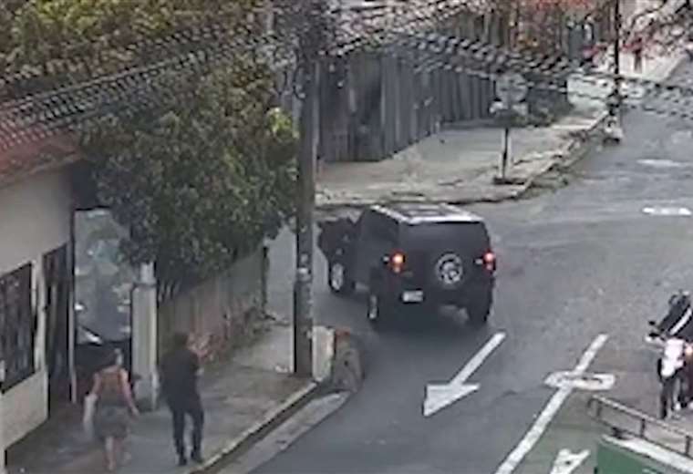 Video: OIJ busca al chofer que manejó contravía y atropelló a vecino de ...