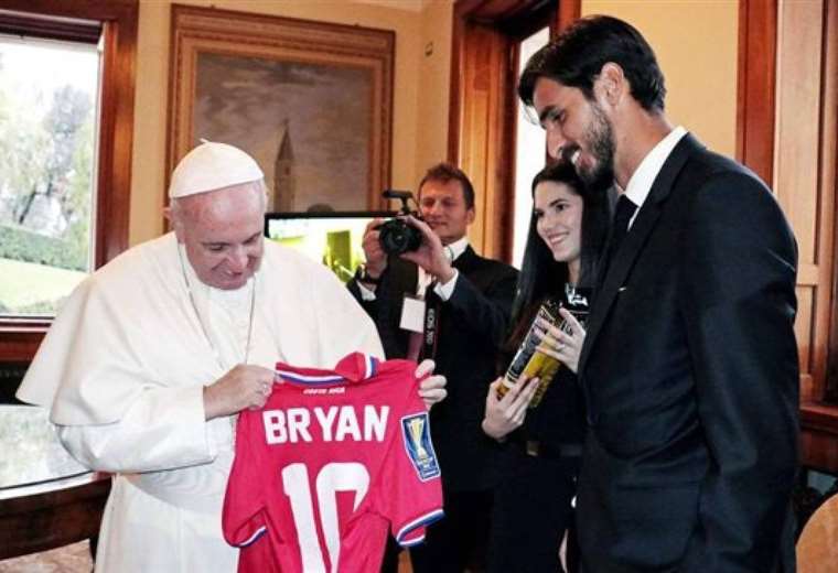 El día en el que Bryan Ruiz le regaló la camiseta de La Sele al Papa ...