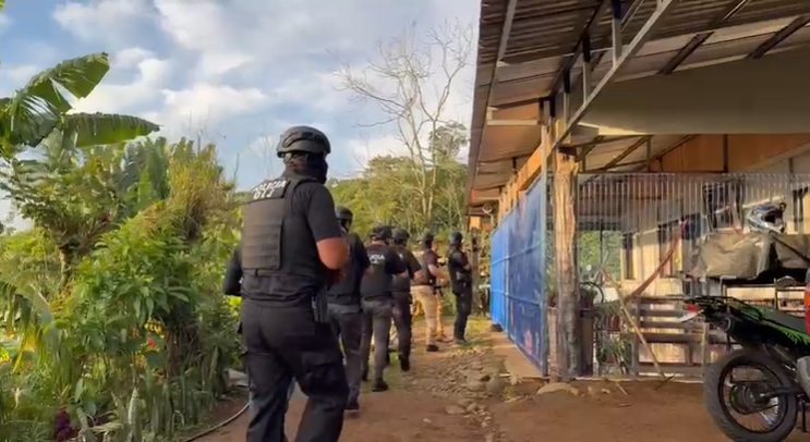 Rodrigo Chaves veta proyecto para eliminar restricción horaria en ...