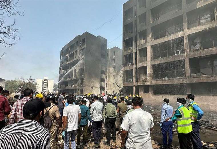 Avión con 244 personas a bordo se estrella tras despegar en India ...