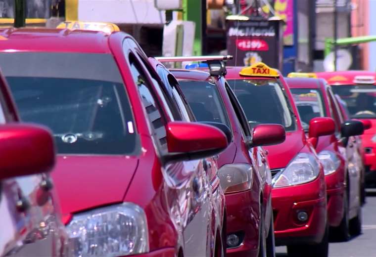 Gobierno amplía vida útil de taxis por dos años más | Teletica