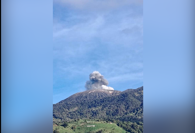 Video: Volcán Turrialba expulsó ceniza este jueves | Teletica