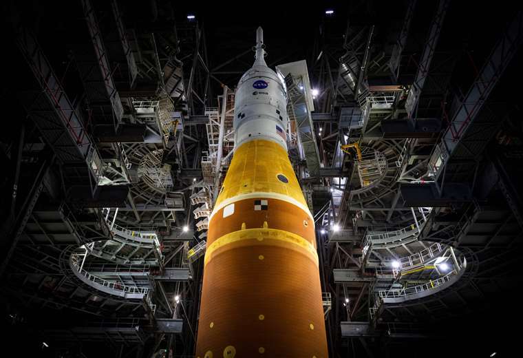 NASA traslada cohete lunar a plataforma de lanzamiento antes de la ...
